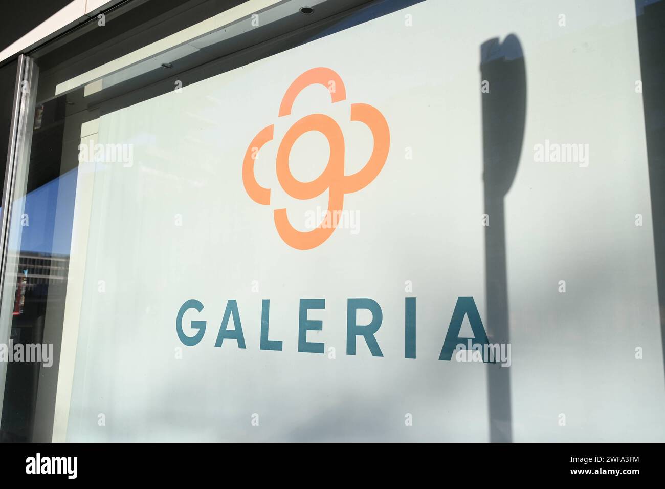 Logo, Schriftzug der Warenhauskette Galeria Kaufhof am geschlossenen Eingang *** Logo, lettering ...