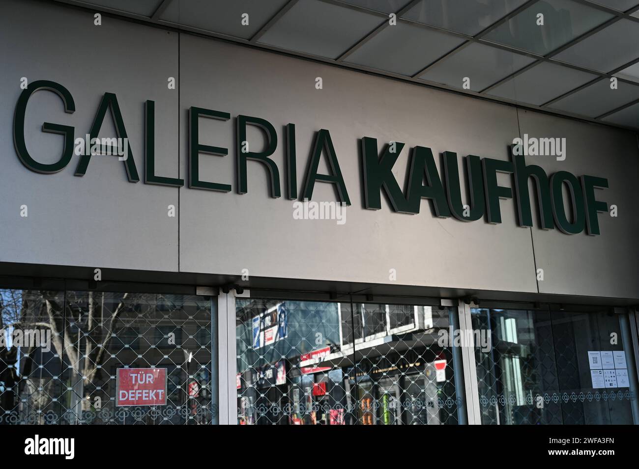 Logo, Schriftzug der Warenhauskette Galeria Kaufhof am geschlossenen Eingang *** Logo, lettering ...