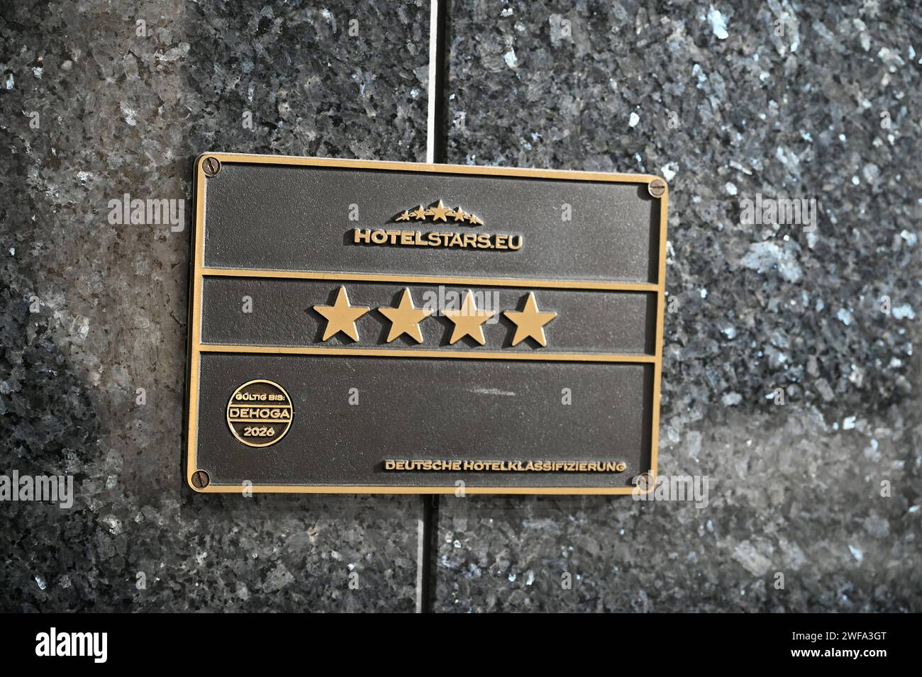 Schild mit Klassifizierungssystem zur Hotelbewertung der Hotelstars ...
