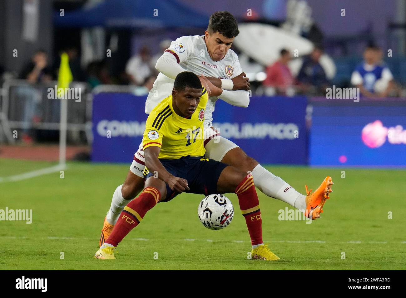 Colombia's Oscar Perea, front, and Venezuela's Rafael Uzcátegui fight ...
