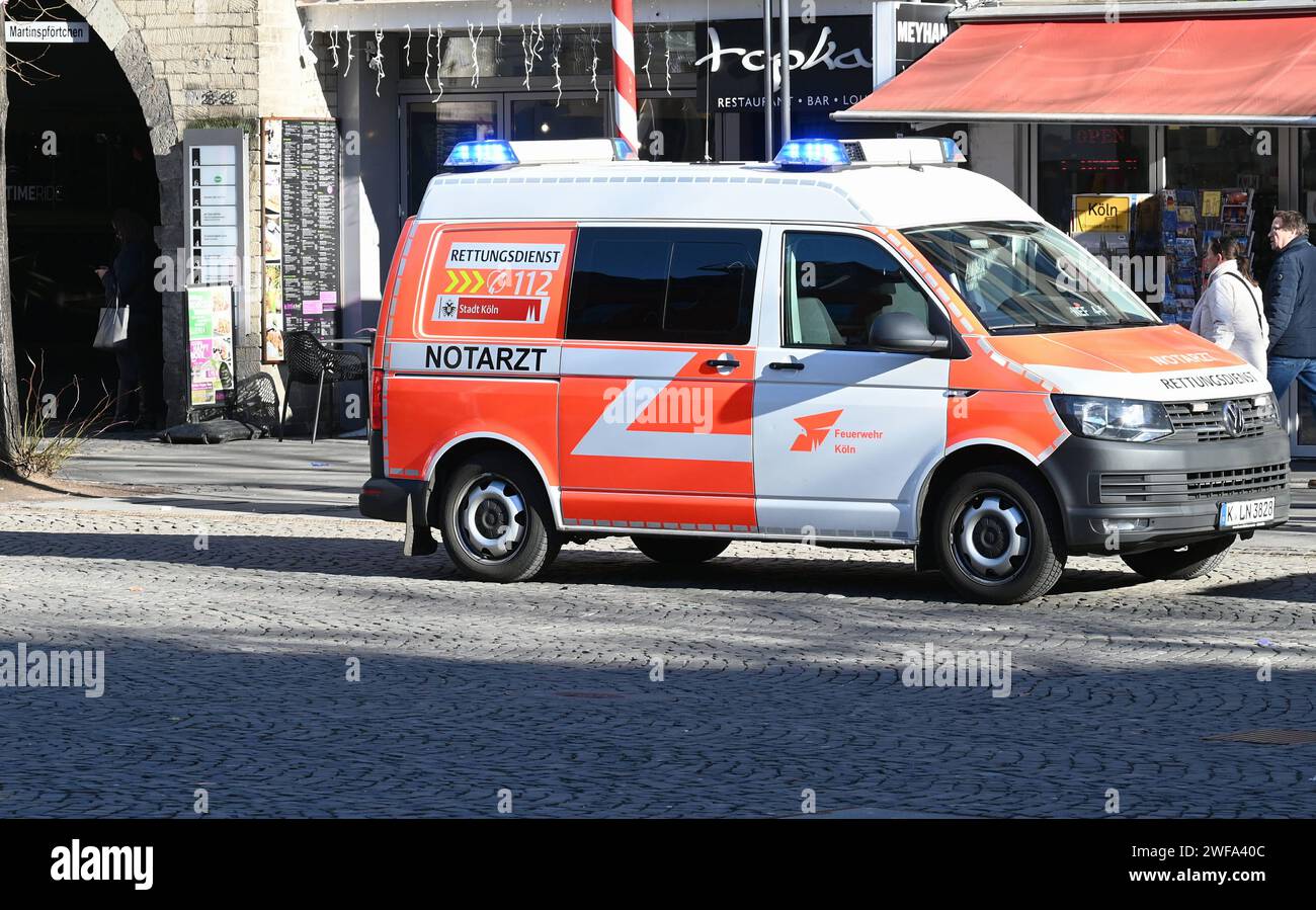 Rettungswagen, Notarzt *** Ambulance, emergency doctor Stock Photo - Alamy