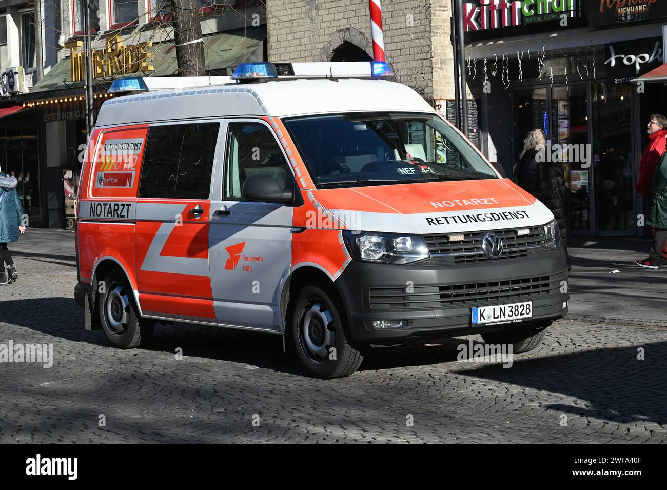 Einsatzfahrzeug Rettungswagen, Notarzt *** Emergency vehicle, ambulance ...