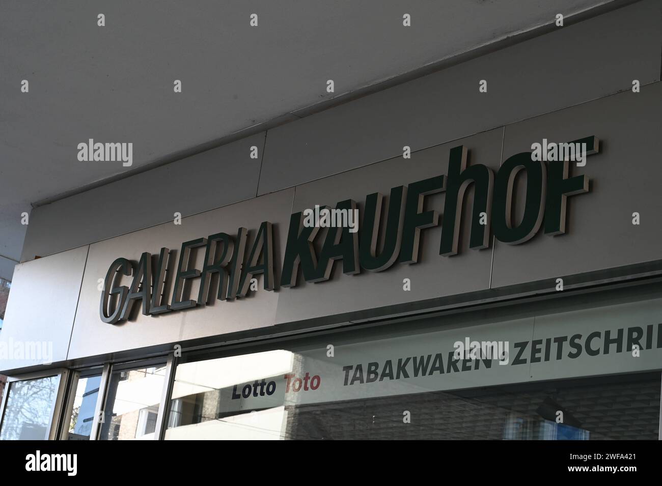 Logo, Schriftzug der Warenhauskette Galeria Kaufhof am geschlossenen ...