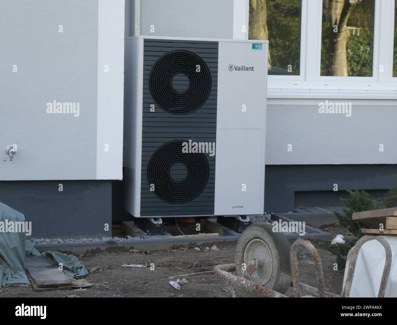 Eine Waermepumpe der Firma Vaillant steht vor einer Wohnhaus Baustelle ...