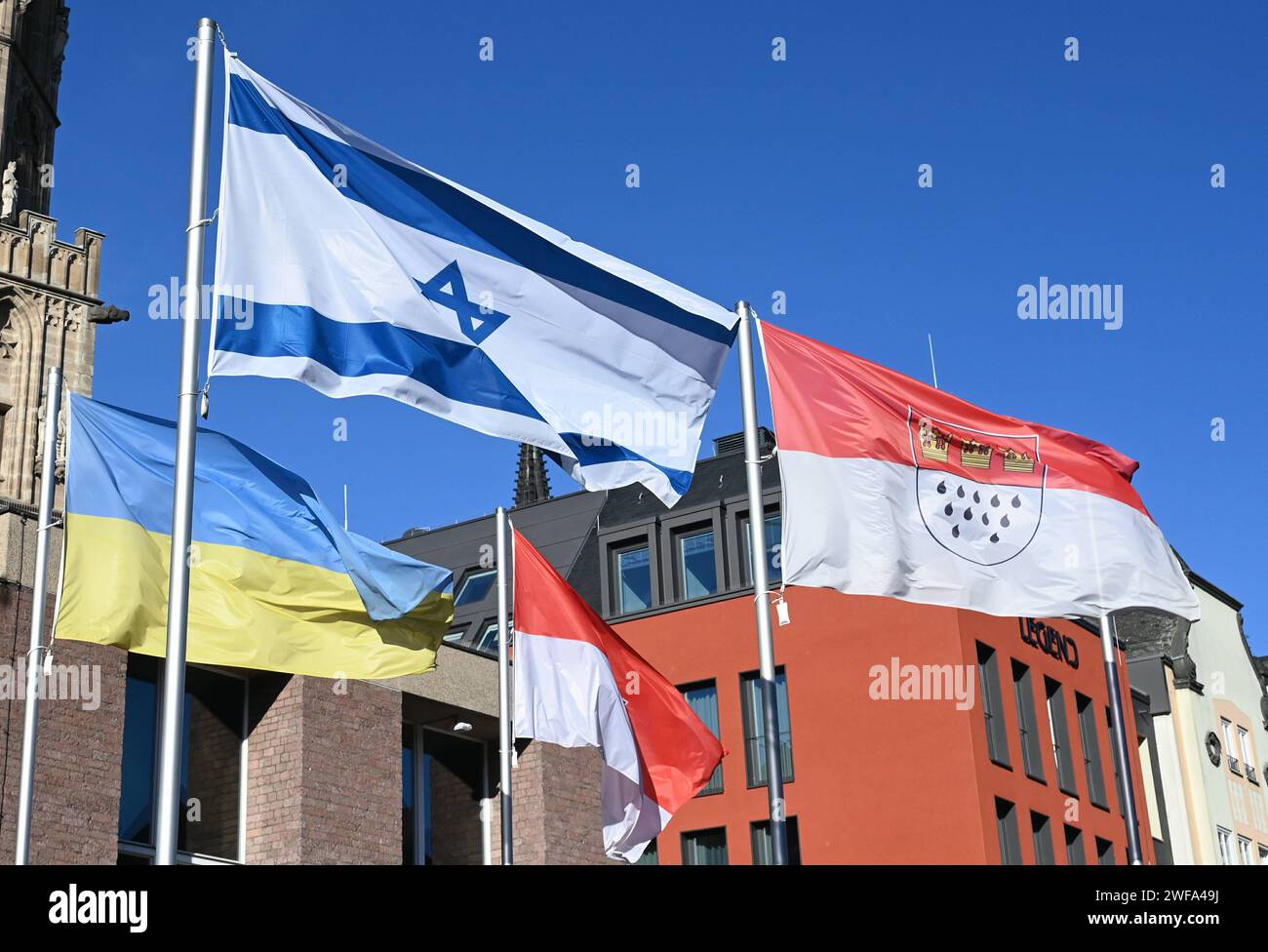 Die Flagge von Israel, der Ukraine und der Stadt Köln mit Stadtwappen ...