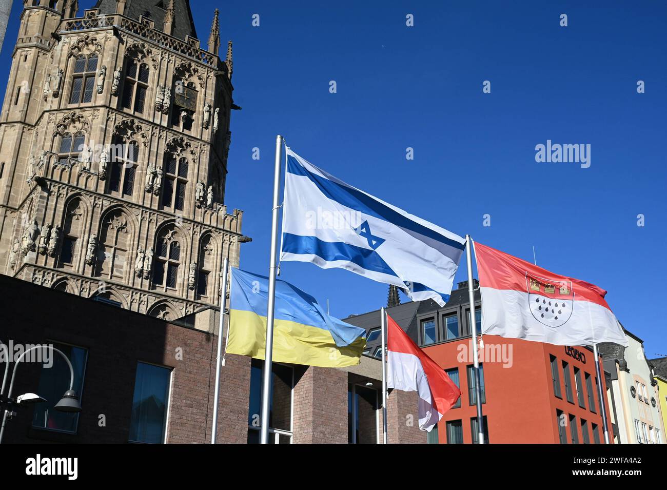 Die Flagge von Israel, der Ukraine und der Stadt Köln mit Stadtwappen ...