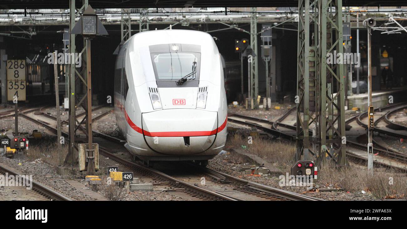 Ein Intercity IC der Deutschen Bahn fährt aus dem Hauptbahnhof Hamburg ...