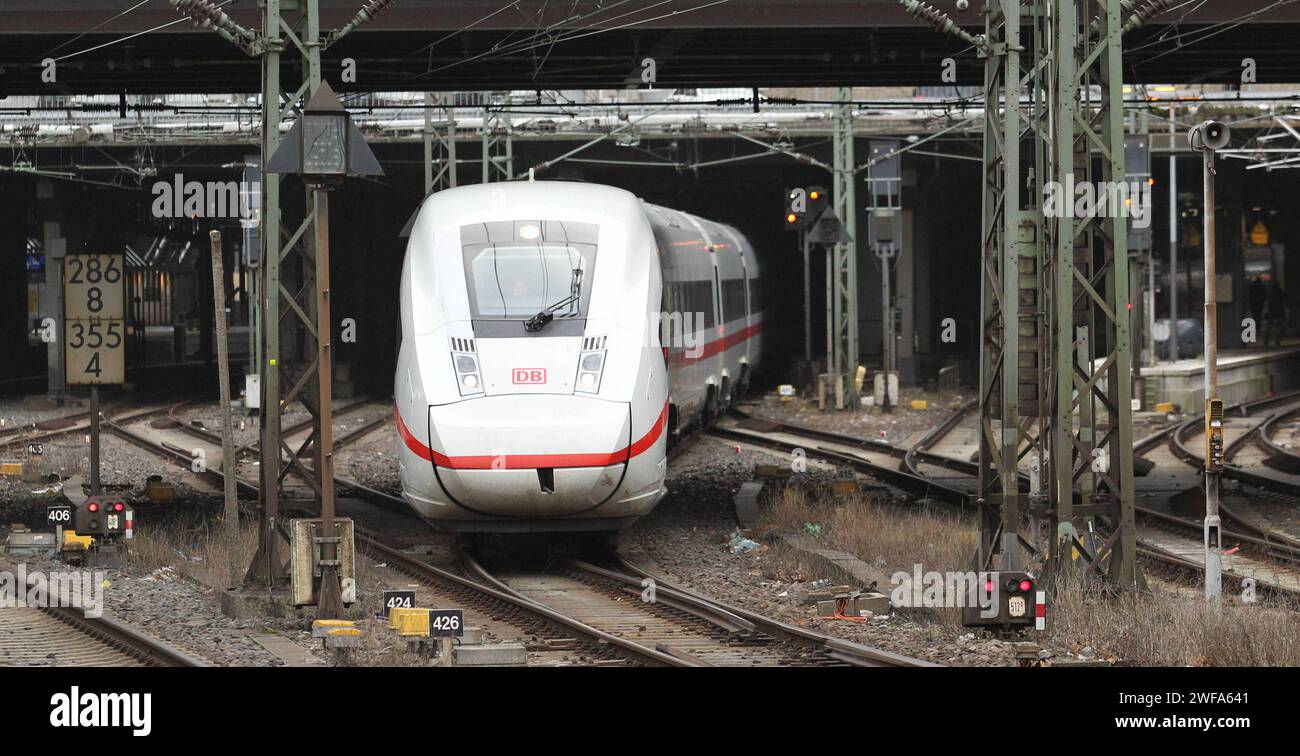 Ein Intercity IC der Deutschen Bahn fährt aus dem Hauptbahnhof Hamburg ...