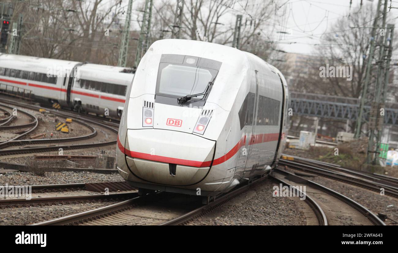 Ein Intercity IC der Deutschen Bahn fährt aus dem Hauptbahnhof Hamburg ...