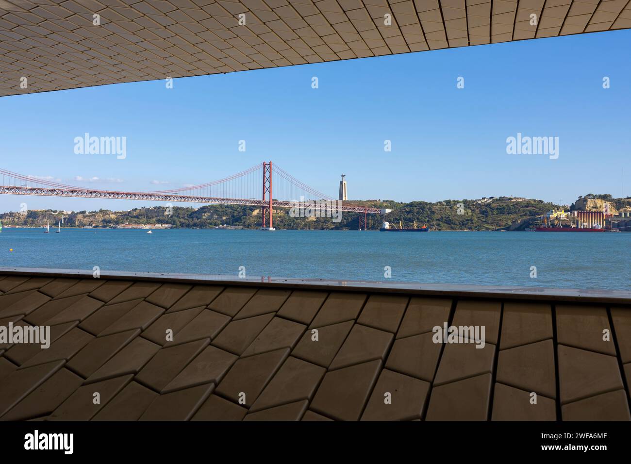 Panoramic view of the famous 25th of April Bridge (Ponte 25 de Abril ...