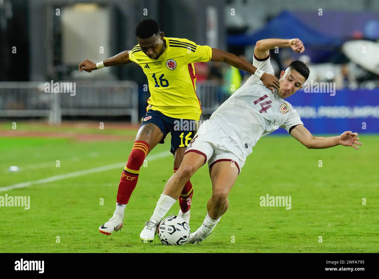 Colombia's Nelson Quiñones, left, and Venezuela's Carlos Faya fight for ...