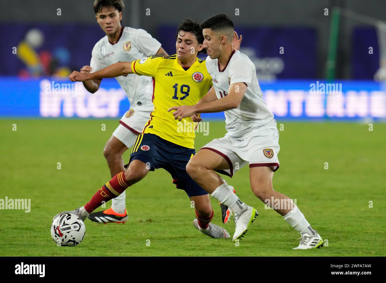 Colombia's Devan Tanton, left, and Venezuela's Carlos Faya battle for ...