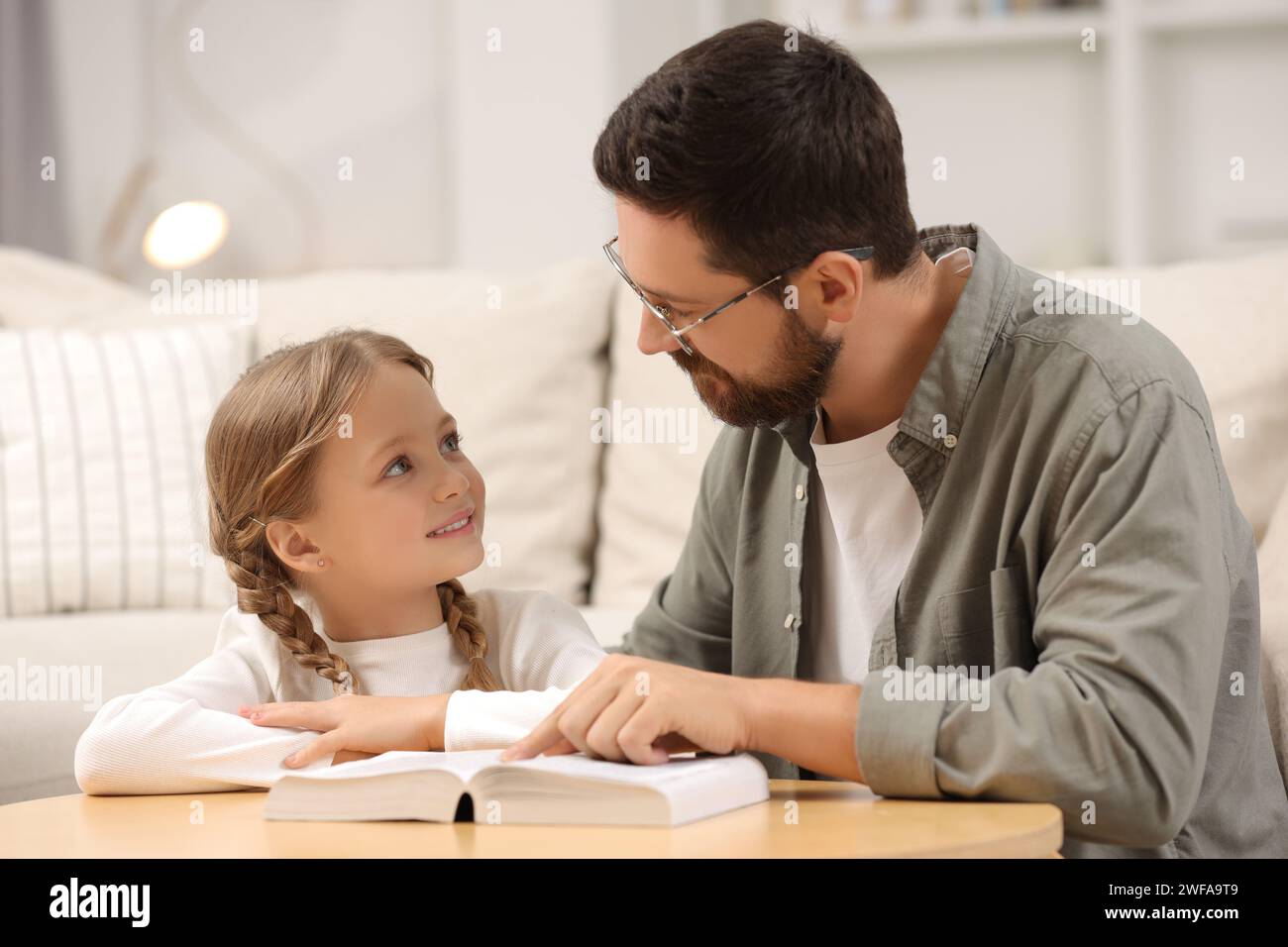 Girl portrait reading table hi-res stock photography and images - Alamy
