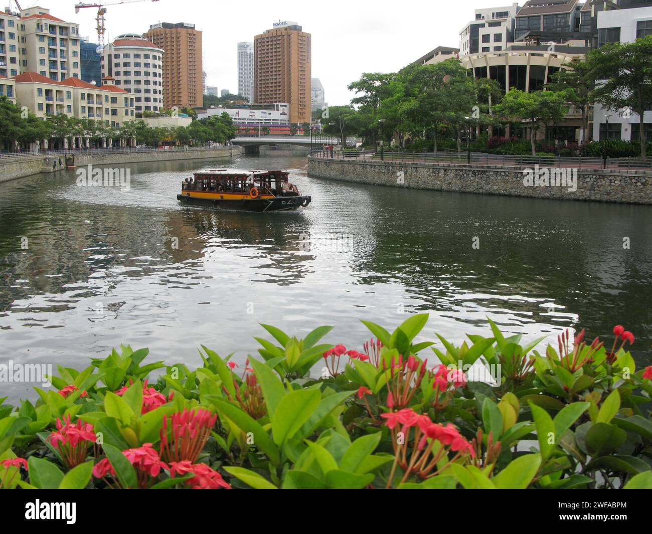 A boat at Robertson Quay on the Singapore River in Singapore Stock ...
