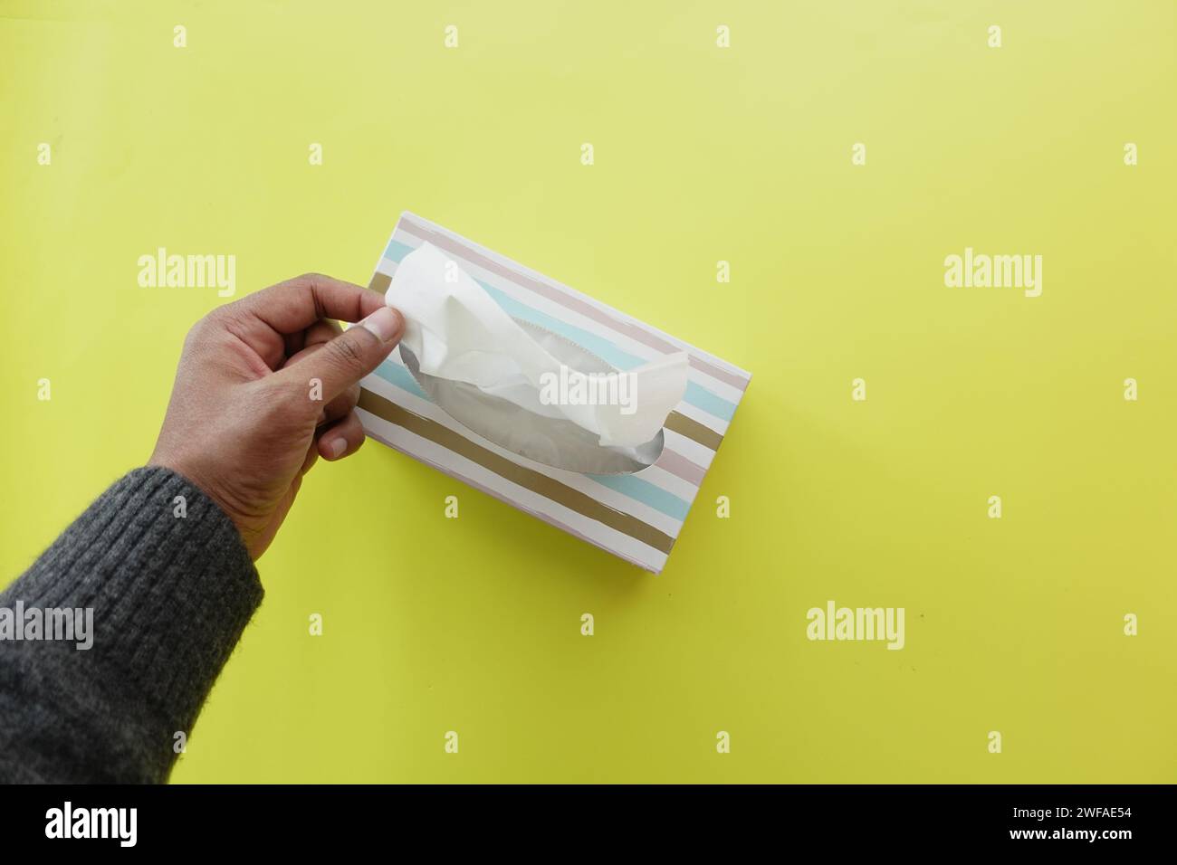 hand pull out a piece of tissue from tissue paper box Stock Photo - Alamy