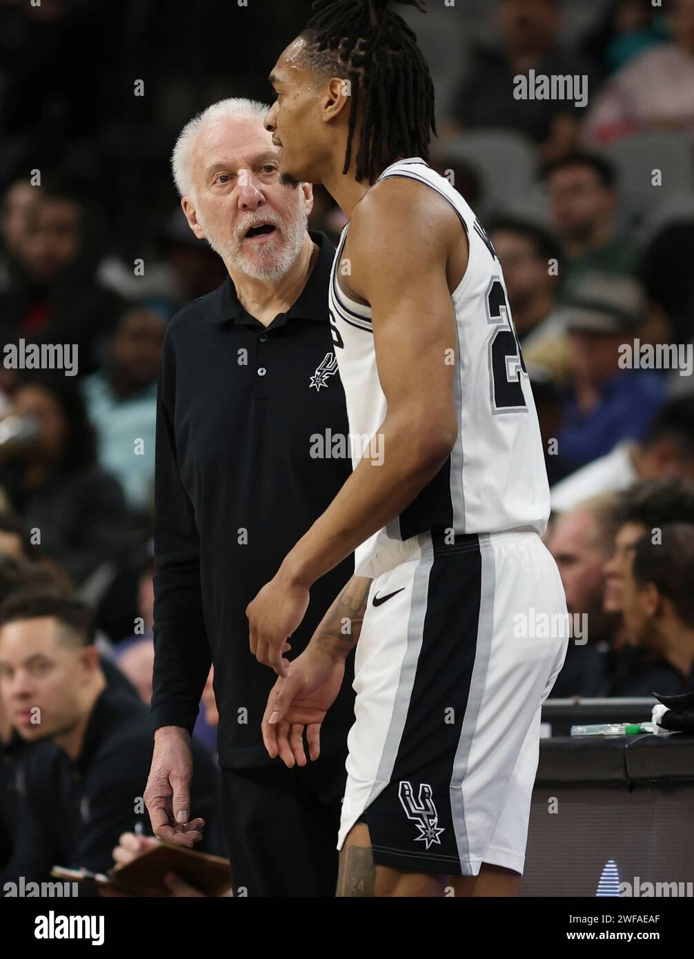 San Antonio Spurs head coach Gregg Popovich, left, talks with guard ...