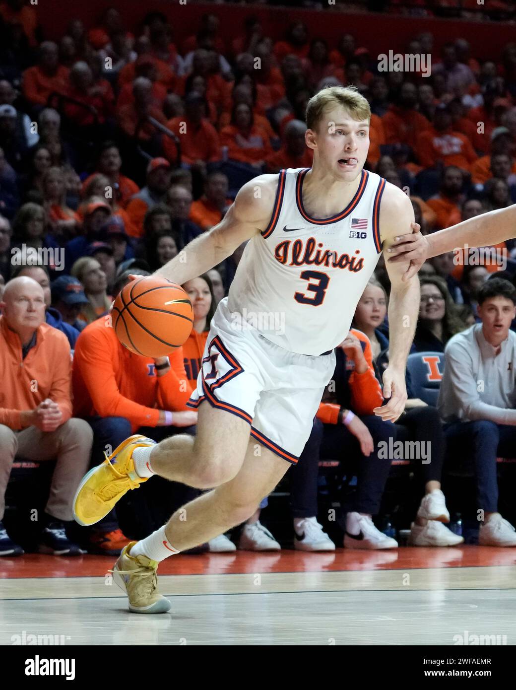 Illinois' Marcus Domask drives to the basket during an NCAA college ...