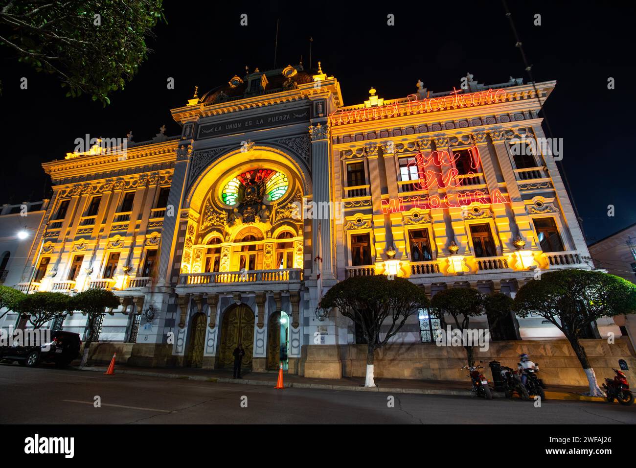 Government building at night hi-res stock photography and images - Alamy