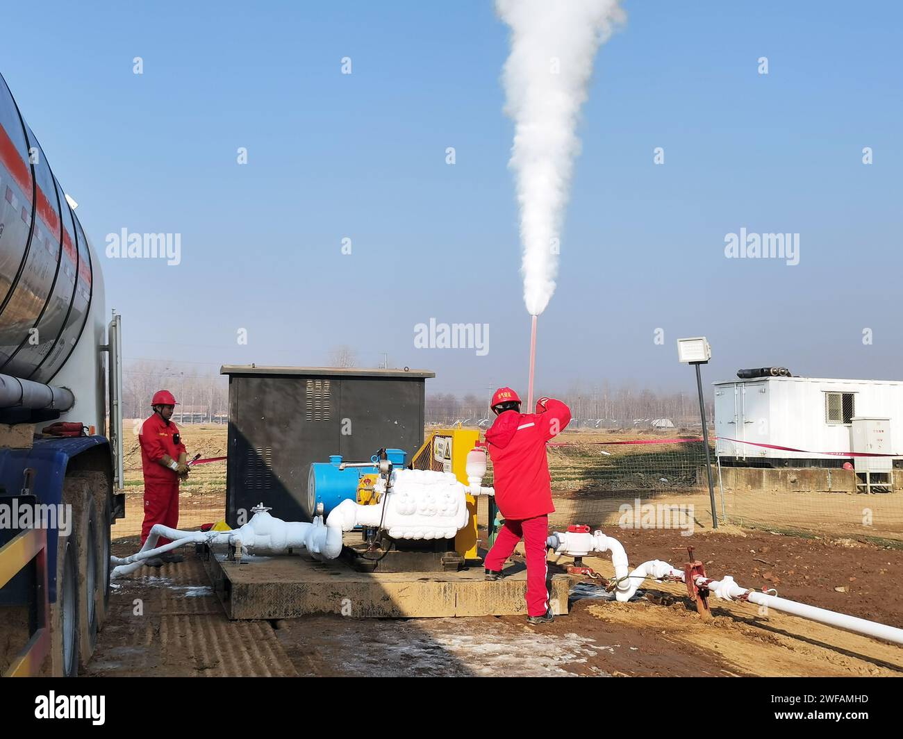 Wellhead operation hi-res stock photography and images - Alamy