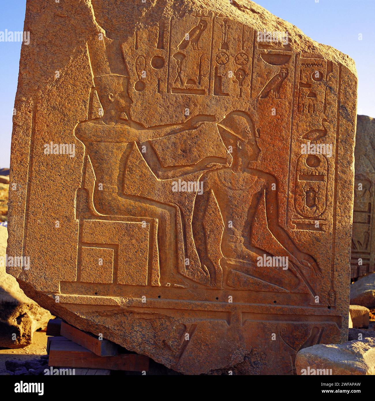 Ancient egyptian block statue hi-res stock photography and images - Alamy