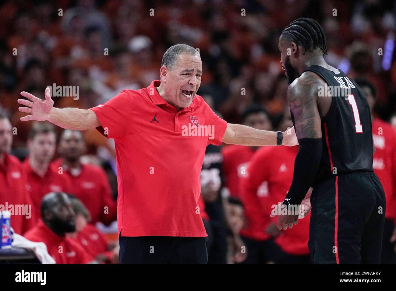 Houston head coach Kelvin Sampson, left, reacts to guard Jamal Shead (1 ...