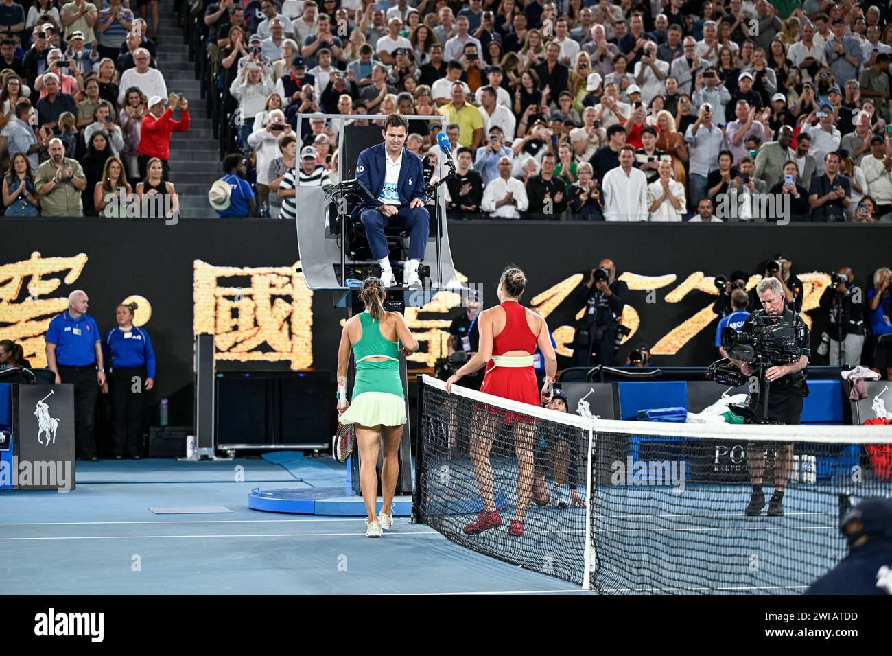 Melbourne, Australie. 27th Jan, 2024. Aryna Sabalenka and Zheng Qinwen during the Australian ...