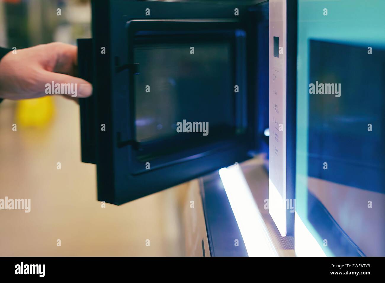 Microwave oven in retail store hi-res stock photography and images - Alamy