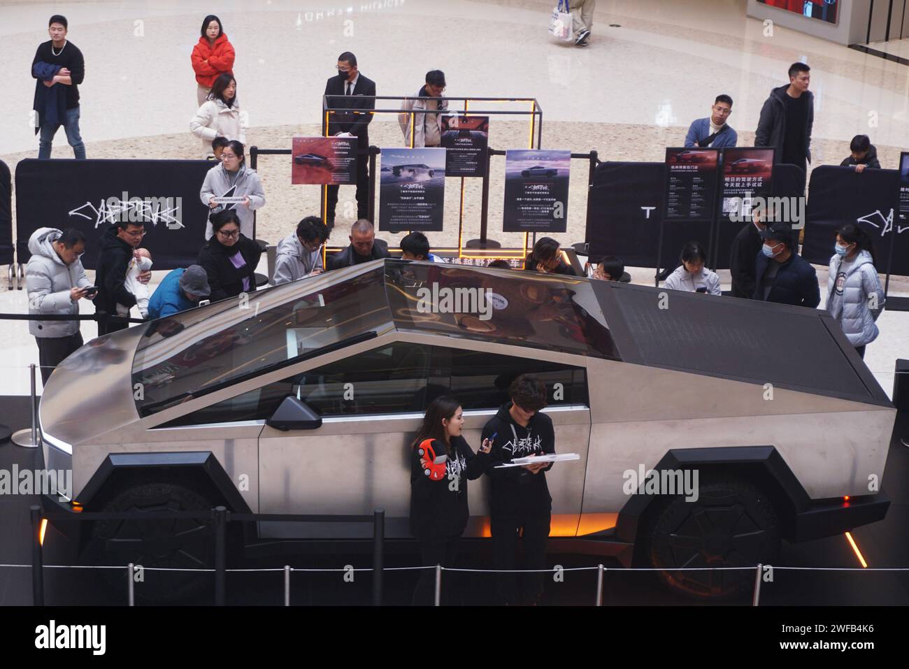 Tesla display mall hi-res stock photography and images - Alamy