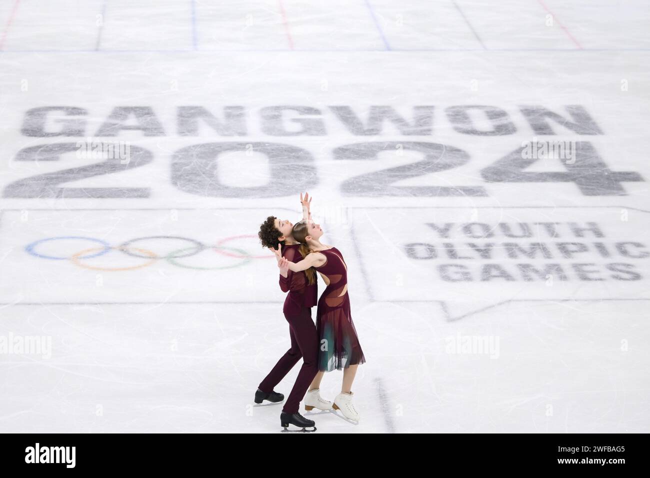 (240130) -- GANGNEUNG, Jan. 30, 2024 (Xinhua) -- Olivia Ilin (R)/Dylan ...
