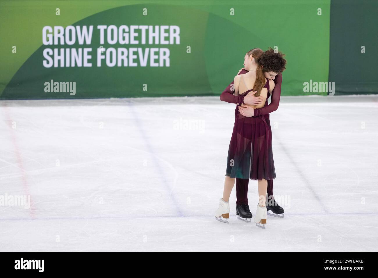 (240130) -- GANGNEUNG, Jan. 30, 2024 (Xinhua) -- Olivia Ilin (front ...