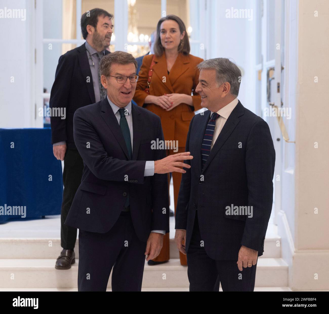The president of the PP, Alberto Núñez Feijóo (left) and the president ...