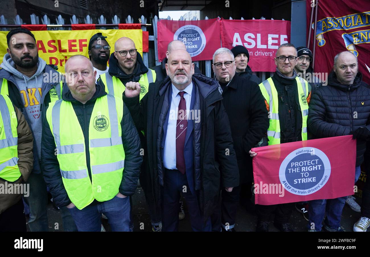 Aslef general secretary Mick Whelan (centre) on the picket line at ...