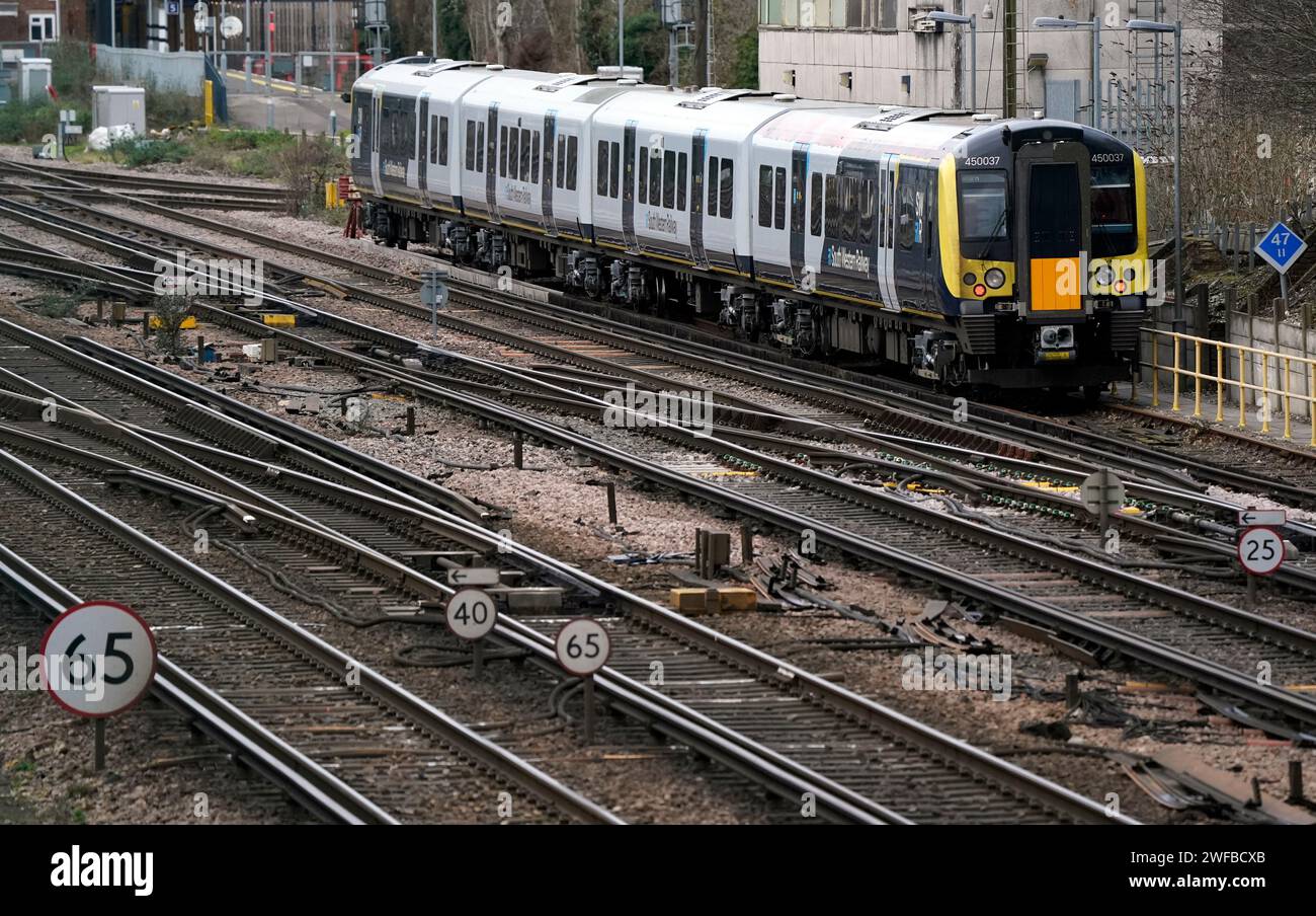 Basingstoke railway station hi-res stock photography and images - Alamy