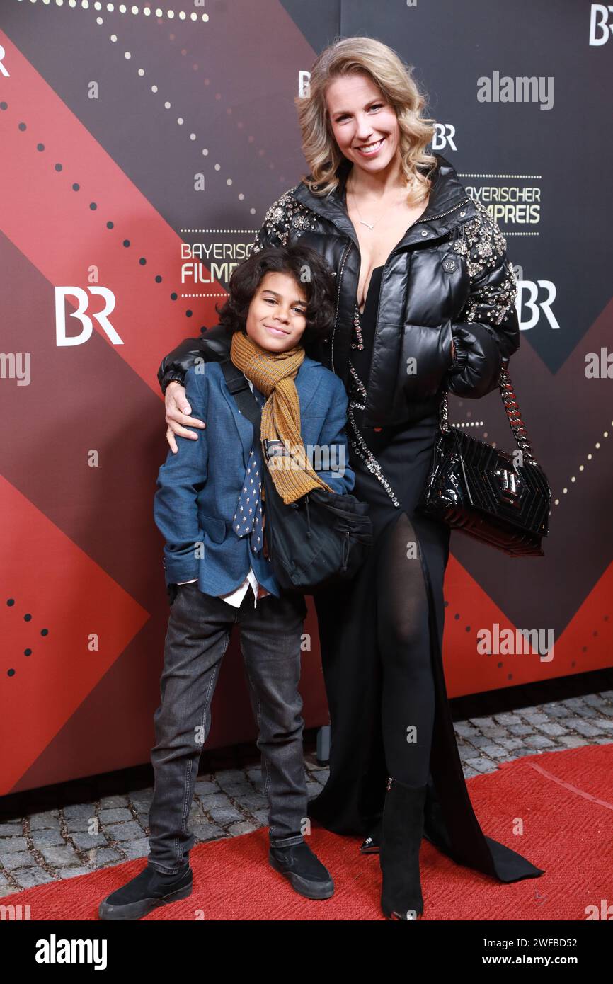 Fabrice, Fab, Morvan Ehefrau Tessa und Sohn Sacha bei Verleihung des 45 ...