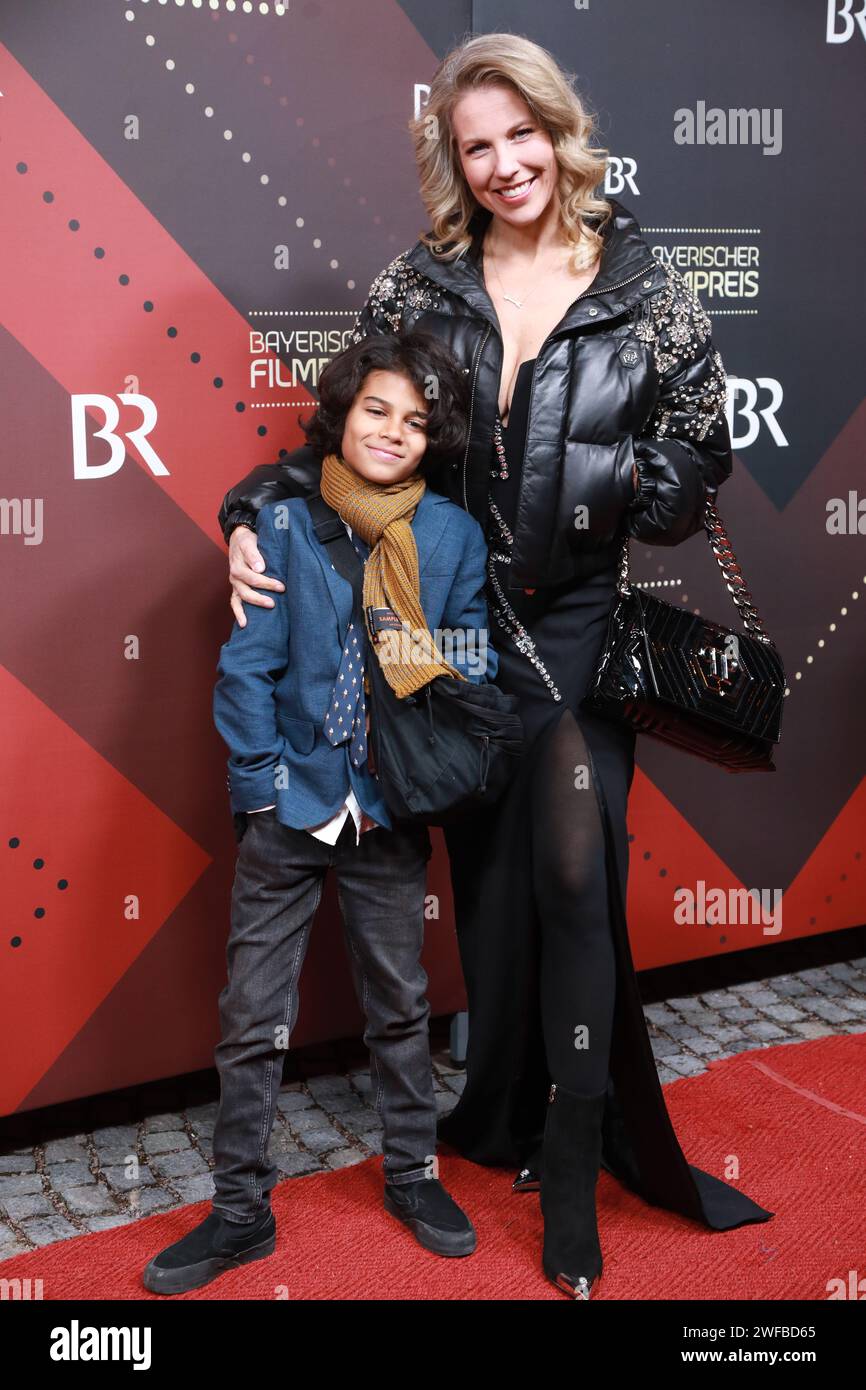 Fabrice, Fab, Morvan Ehefrau Tessa und Sohn Sacha bei Verleihung des 45 ...