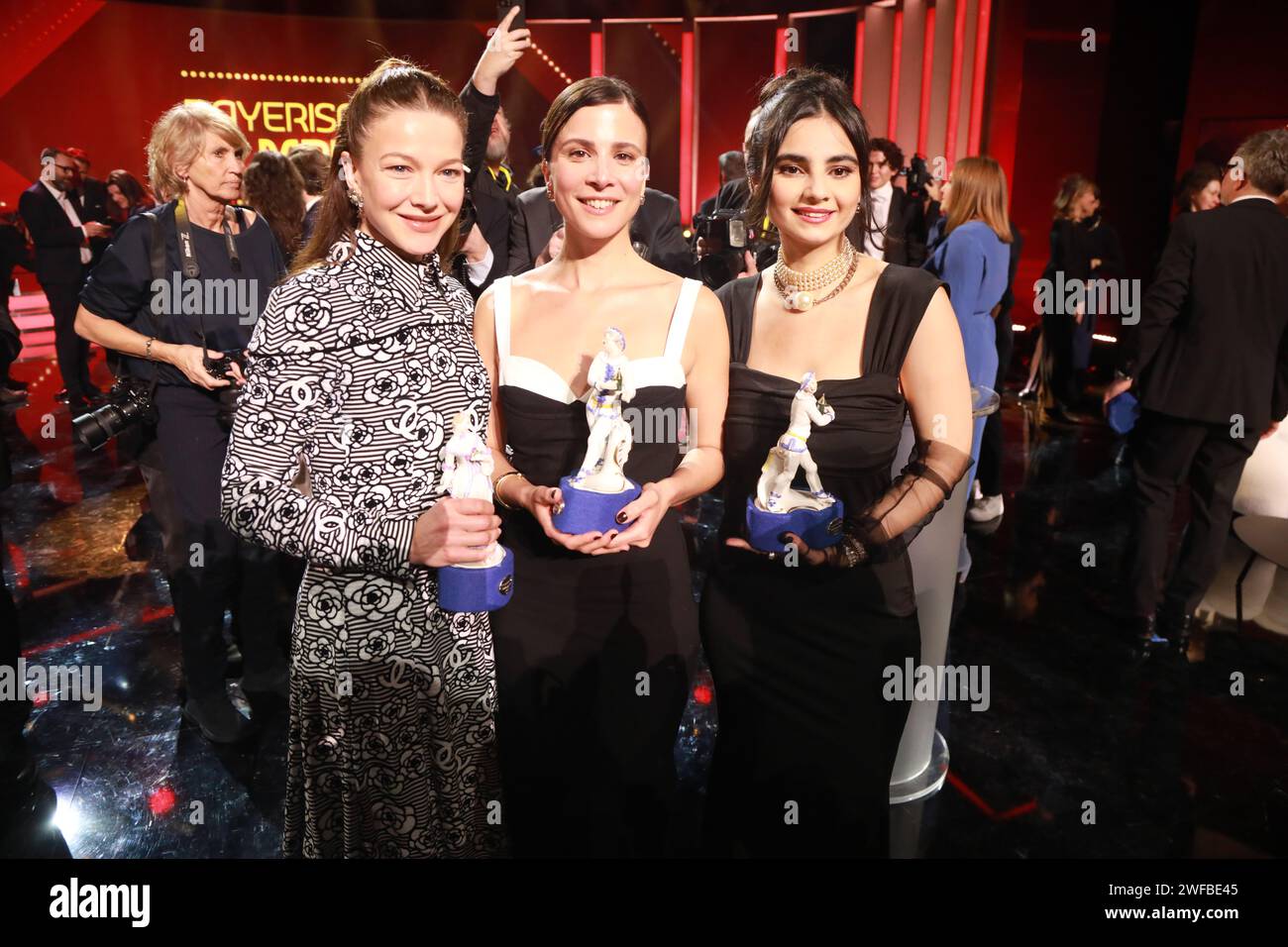 Hannah Herzsprung, Aylin Tezel und Bayan Layla bei der Verleihung des ...