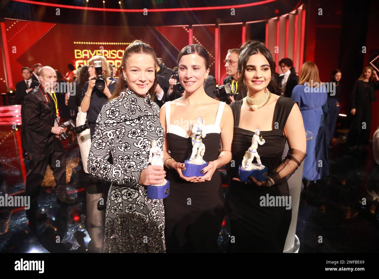 Hannah Herzsprung, Aylin Tezel und Bayan Layla bei der Verleihung des ...