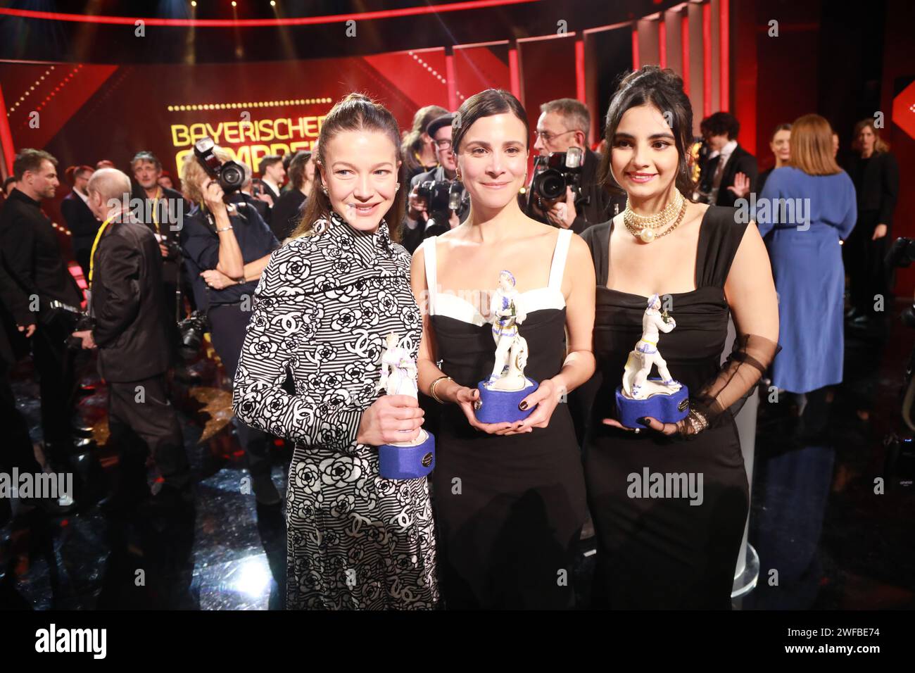 Hannah Herzsprung, Aylin Tezel und Bayan Layla bei der Verleihung des ...