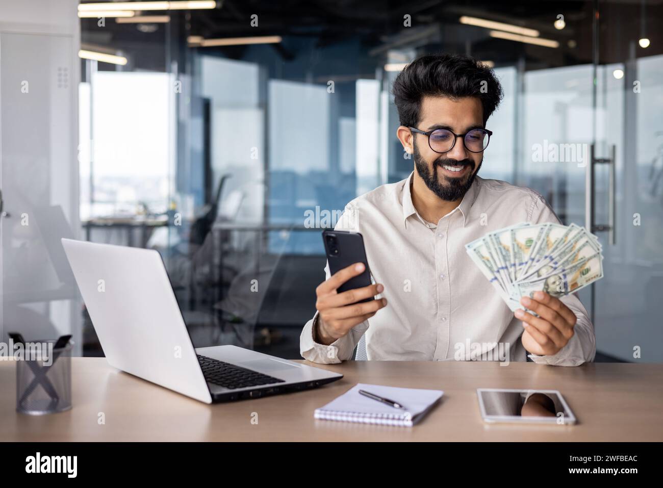Banknote wealth finance exchanging sitting hi-res stock photography and ...