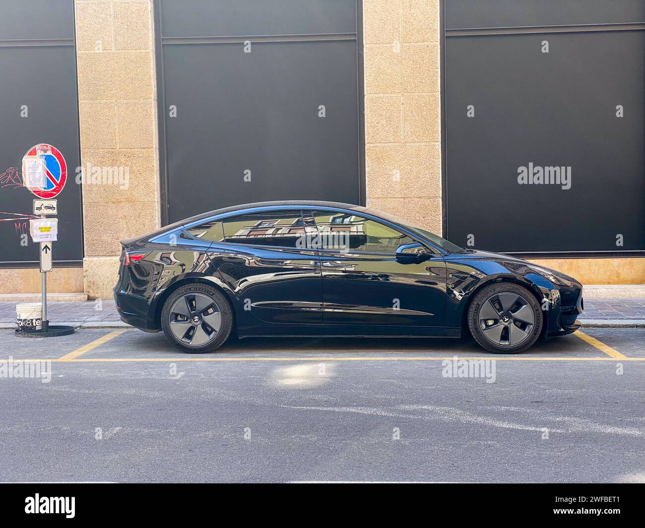 Blue tesla model 3 hi-res stock photography and images - Alamy