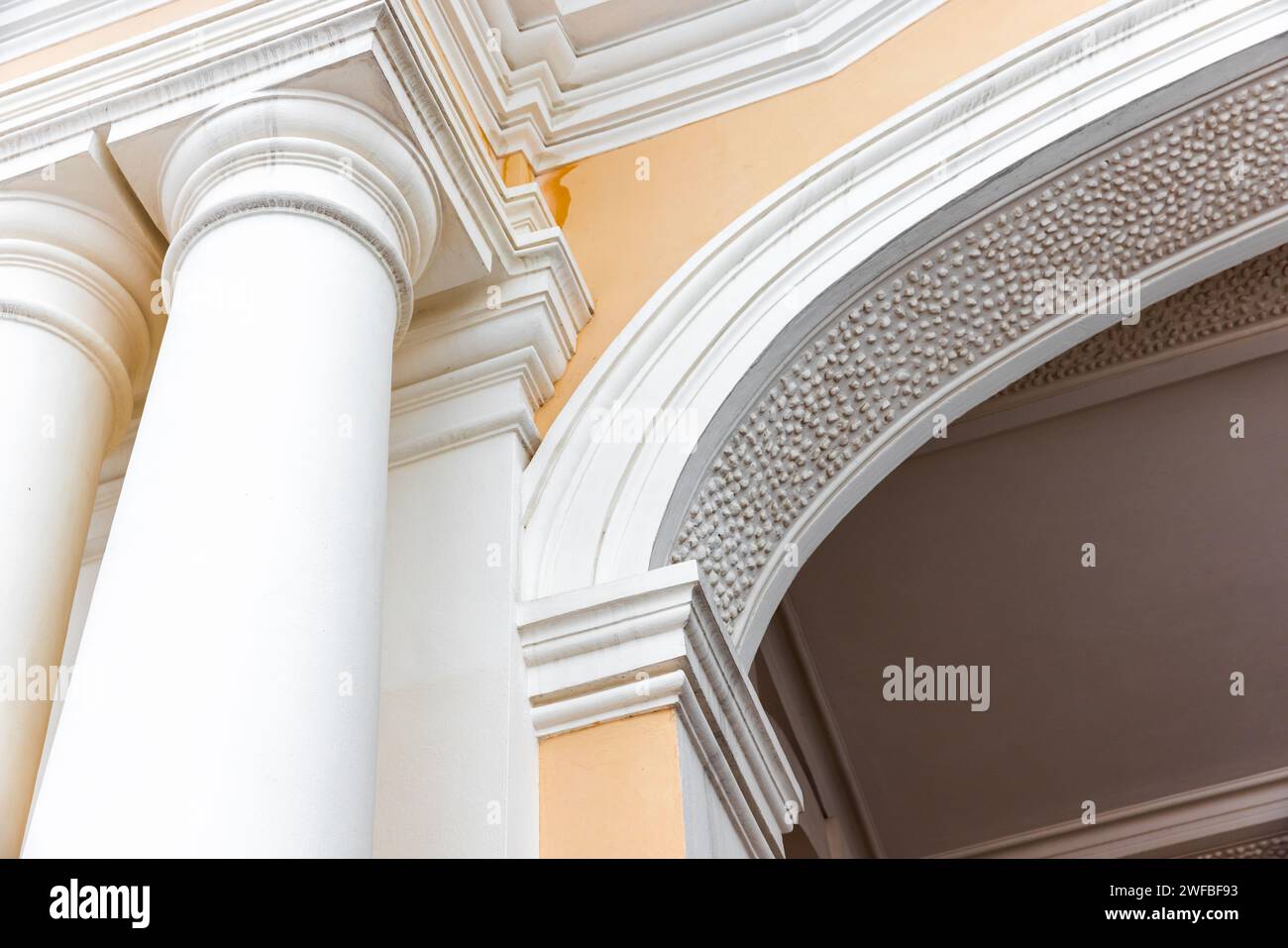 Round arched portico hi-res stock photography and images - Alamy