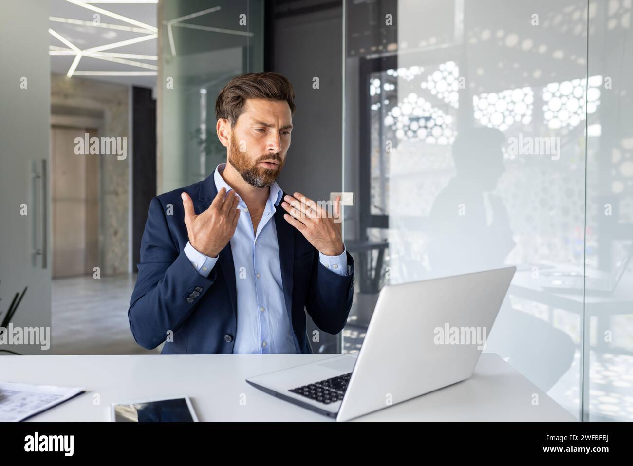 Man sweating in office hi-res stock photography and images - Alamy