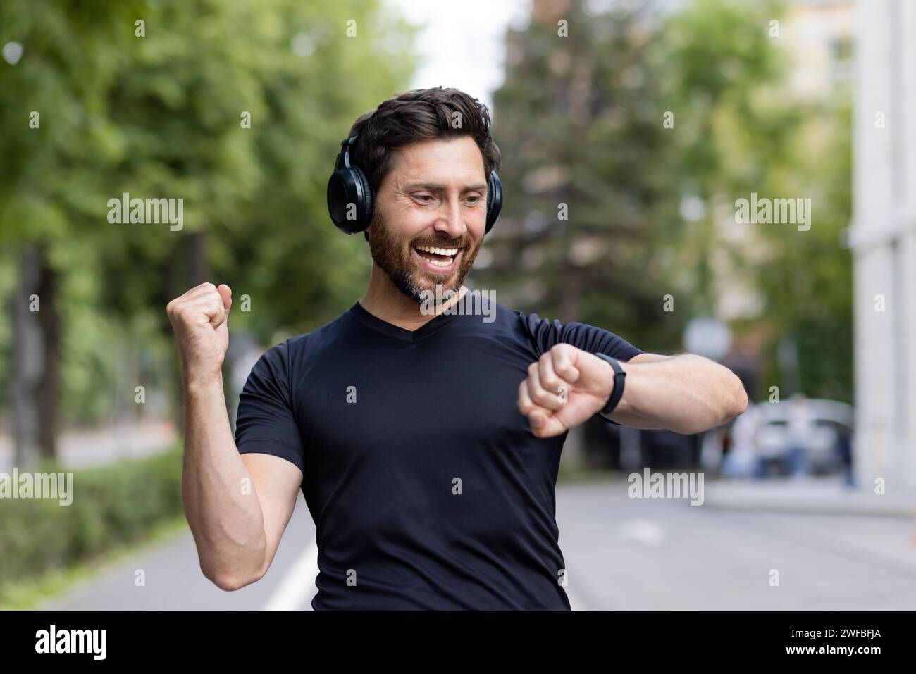 Up hand gesture runner hi-res stock photography and images - Alamy
