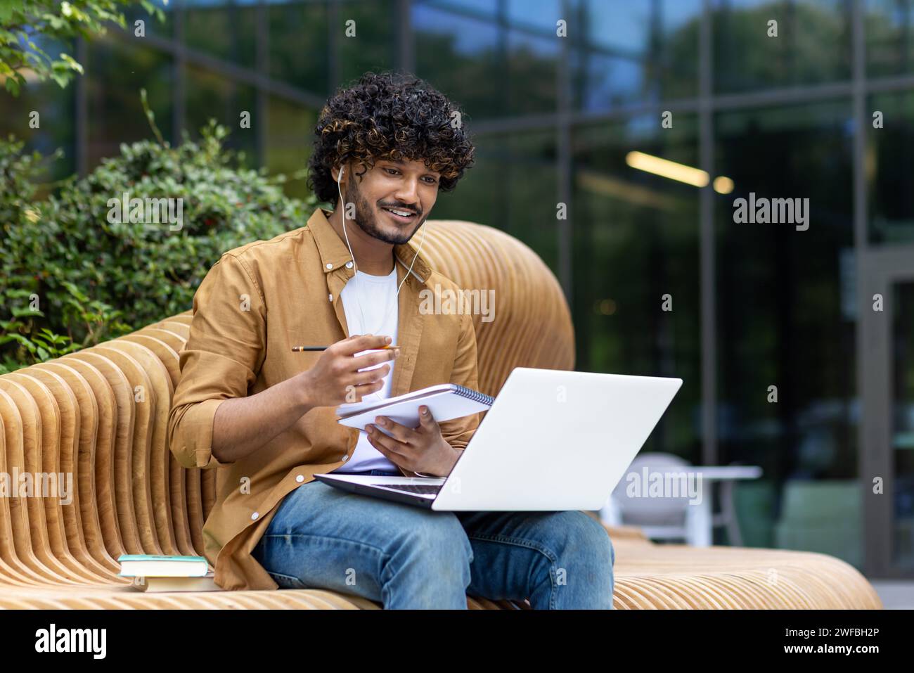 Student making notes outside hi-res stock photography and images - Alamy