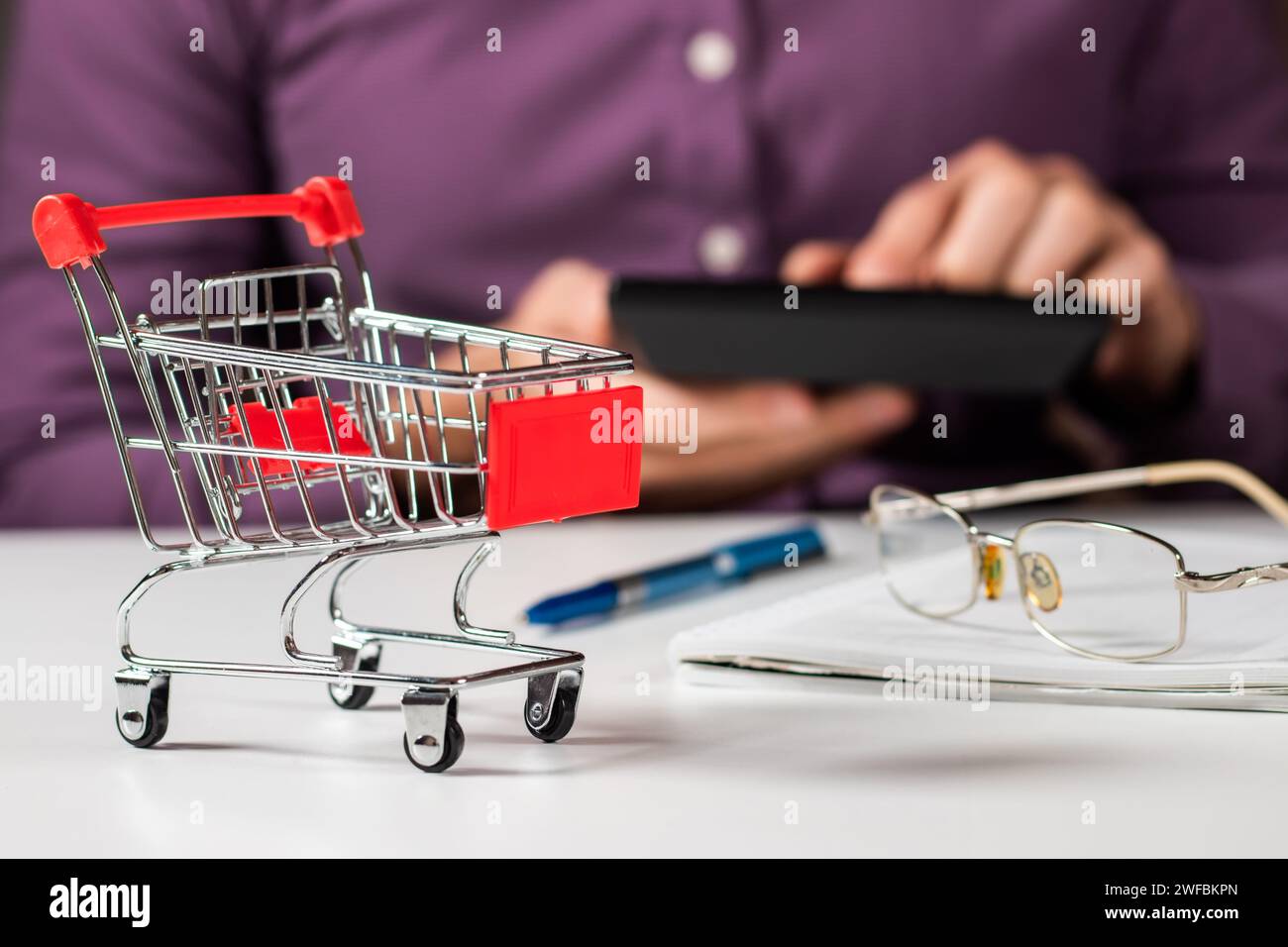 Family shopping food table hi-res stock photography and images - Alamy