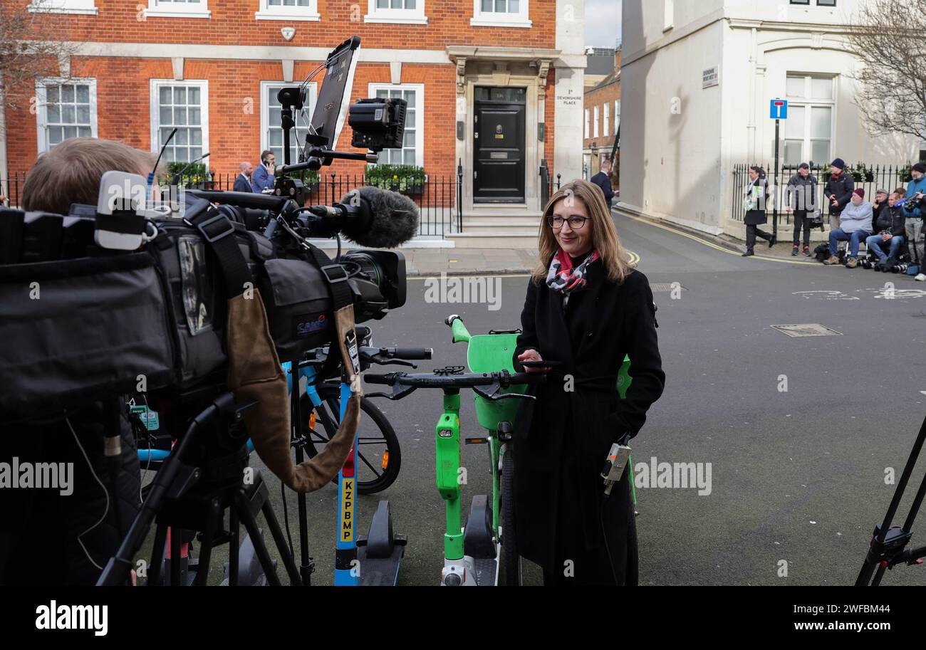 Royal correspondent hi-res stock photography and images - Alamy