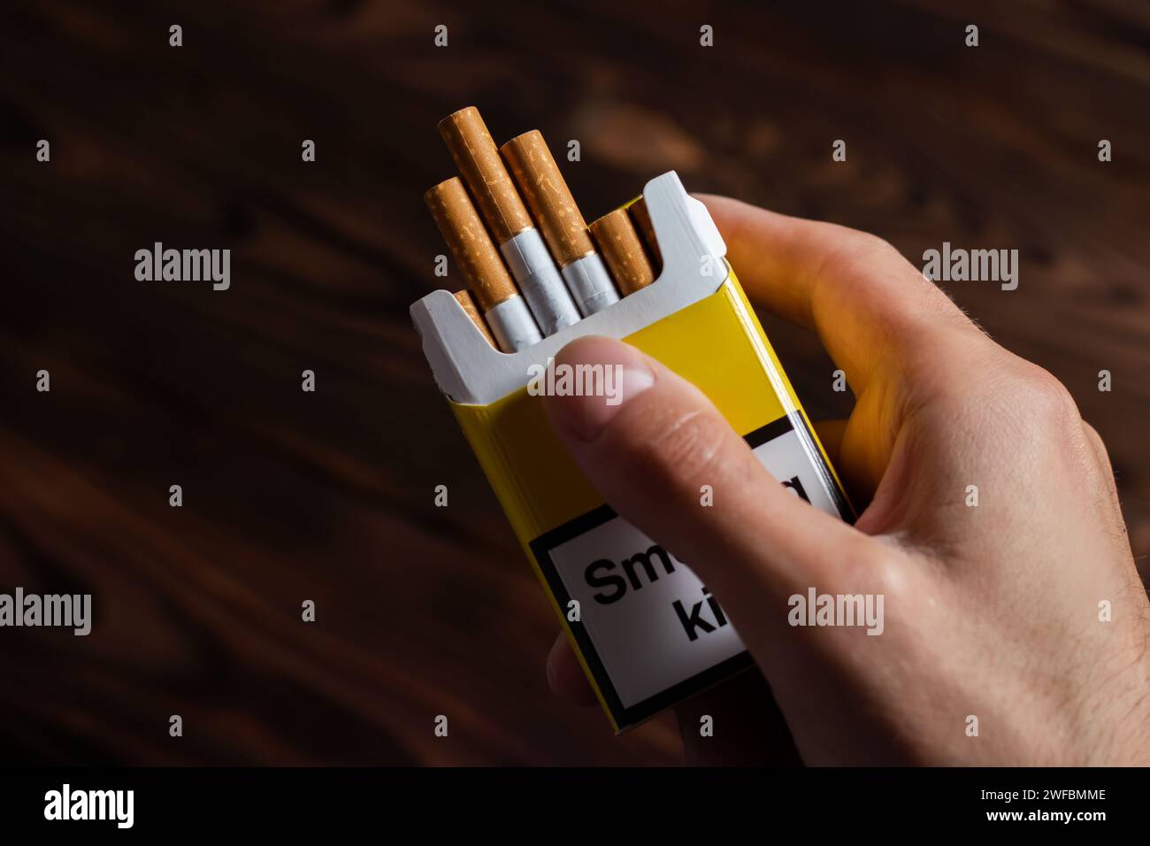 Hand holding pack of cigarettes hi-res stock photography and images - Alamy
