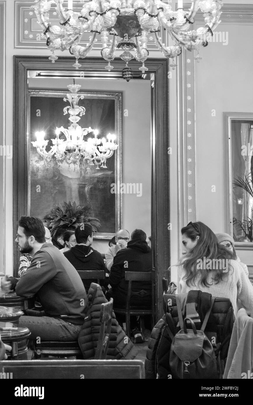 Cafe in the city Black and White Stock Photos & Images - Alamy