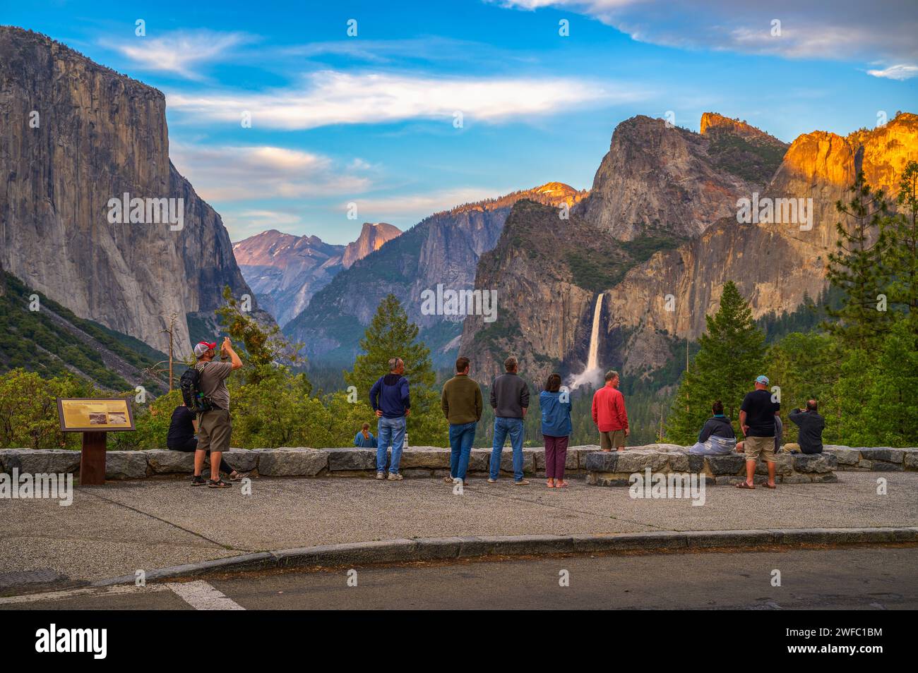 Tourists at Tunnel View overlook enjoying Yosemite Valley and ...