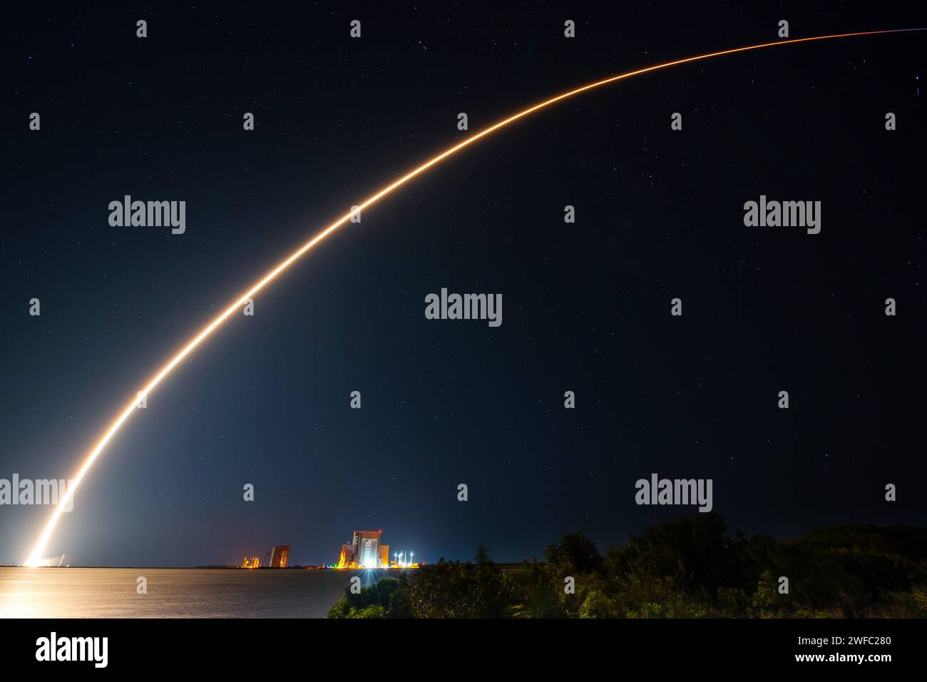 Starlink satellite hi-res stock photography and images - Alamy